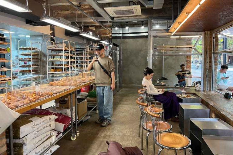 Bakery Trifle Takes Advantage of Shanghai's City Walk Craze - NOMFLUENCE
